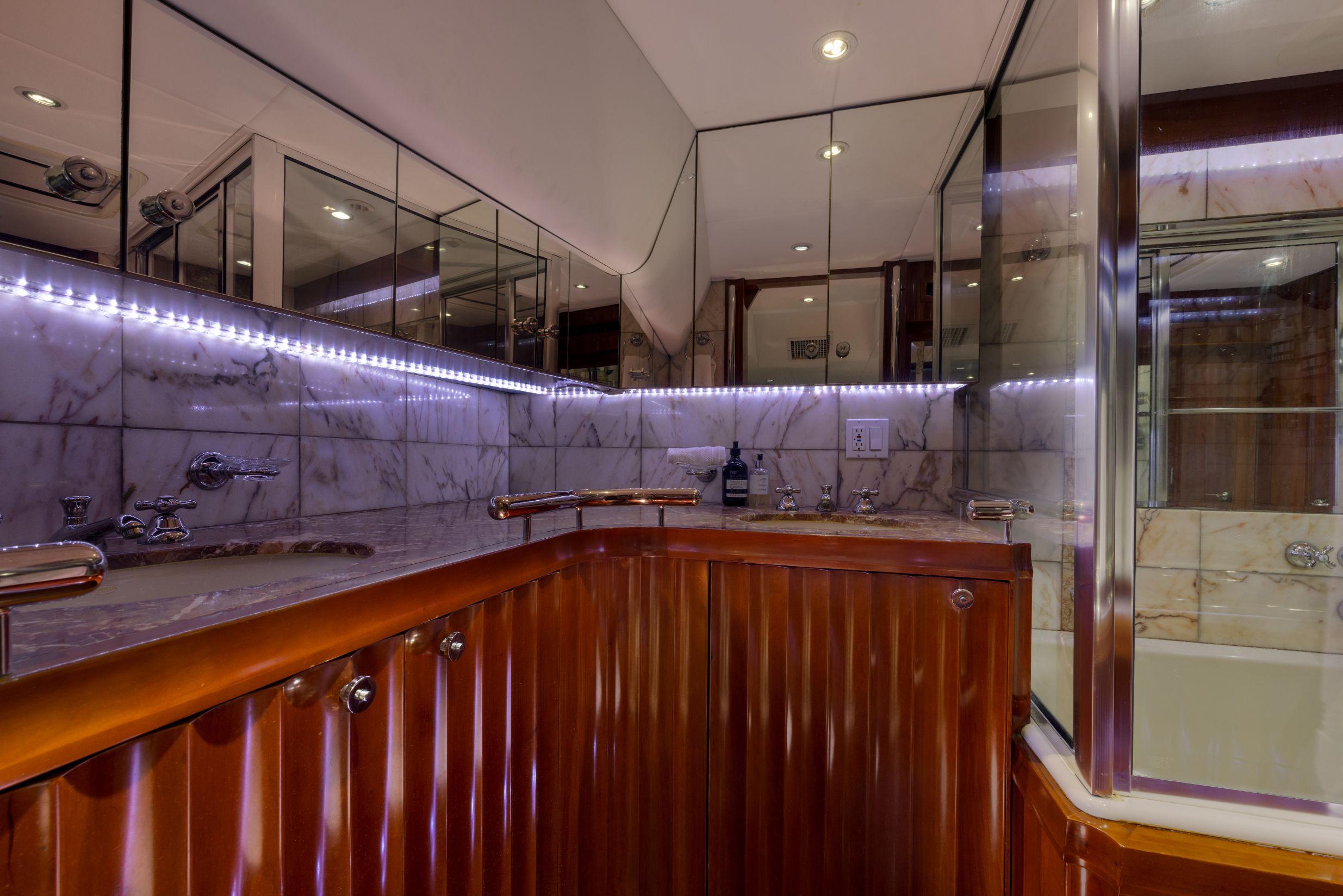 VAGABOND Yacht | Fraser